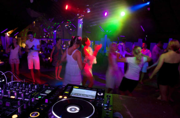 Nightlife in Maldives – 12 Best Bars, Beach, Nightclub – Swan Tours